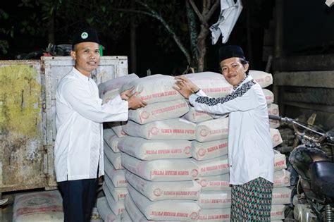 Santri Dukung Ganjar Gelar Doa Dan Berikan Bantuan Material Bangunan