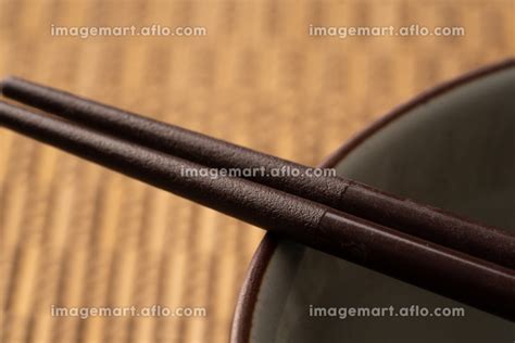渡し箸 お箸の作法の写真素材 [177030539] イメージマート