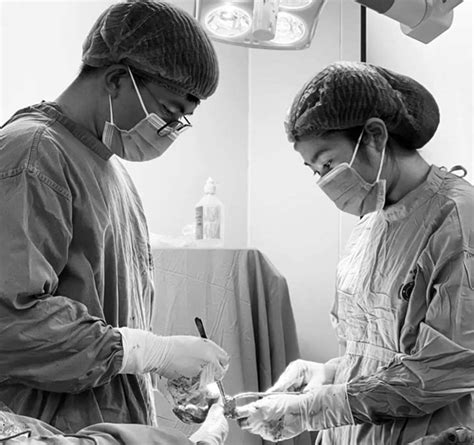 Hai anh em sinh đôi giống hệt nhau lớn lên cùng mọc hàng trăm khối u
