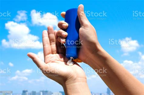 선스크린을 들고 있는 여성의 손 매우 태양 빛 하늘 배경입니다 건강 컨셉과 스킨 케어 개념에 대한 스톡 사진 및 기타 이미지 개념 건강관리와 의술 계절 Istock