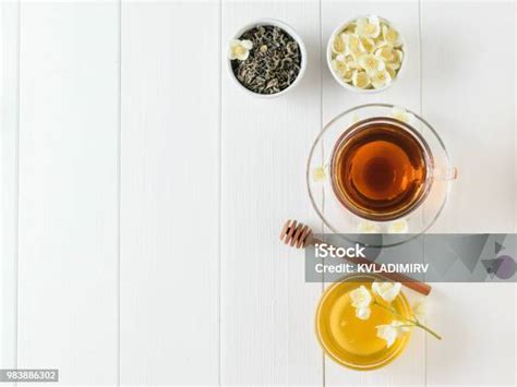 재 스민 꽃과 테이블에 꿀의 그릇와 허브 차 아침 조식의 구성입니다 플랫이 하다 0명에 대한 스톡 사진 및 기타 이미지 0명