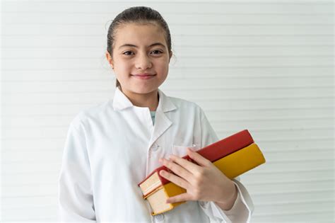 과학을 배우고 책을 들고 교실이나 실험실에서 흰색 유니폼을 입고 있는 소녀 과학자들 아이들의 조기 발달 과학적 실험 및 연구 개념 10 11세에 대한 스톡 사진 및 기타