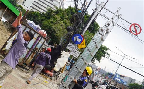 Pegawai Merapikan Instalasi Jaringan Kabel Utilitas Foto Tribunnews Com