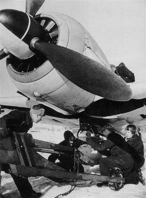 Подвеска бомбы на немецкий истребитель бомбардировщик Fw 190a на
