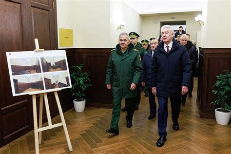 Министр обороны РФ Сергей Шойгу и мэр Москвы Сергей Собянин (слева ...