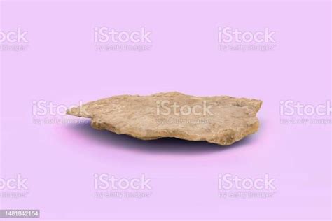 화장품 스파 제품 프레젠테이션을 위한 돌 연단 추상적인 최소 배경 하나의 바위 형태 바이올렛 스튜디오 배경입니다 보여줄 장면