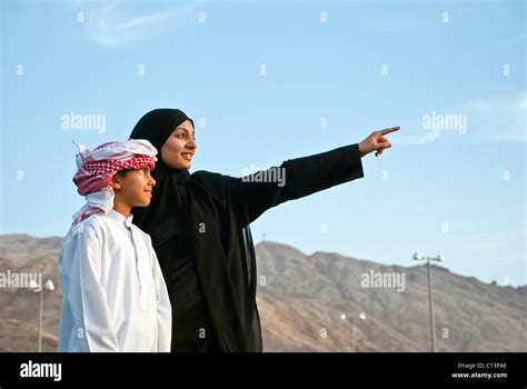 Arabische Familie Im Freien Stockfotografie Alamy