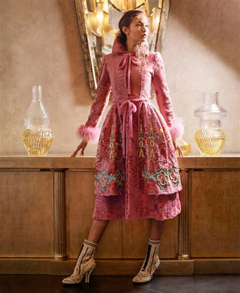 芬迪睡衣 芬迪衣服 芬迪家居 大山谷图库