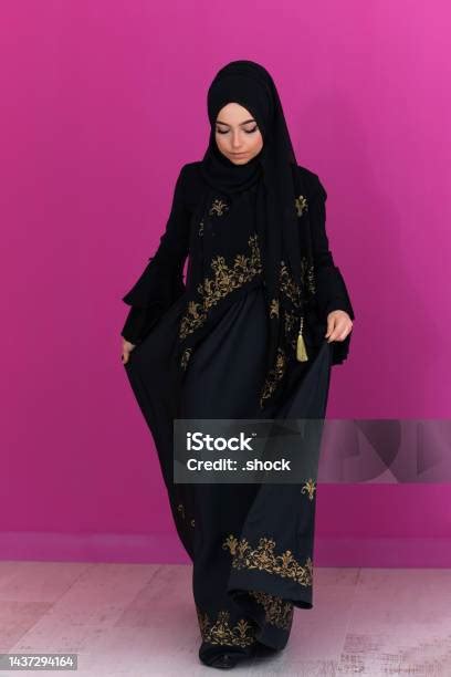 현대 이슬람과 라마단 카림의 개념을 나타내는 현대 분홍색 배경에 고립된 히잡을 쓴 멋진 드레스를 입은 아름다운 무슬림 여성 18 19세에 대한 스톡 사진 및 기타 이미지