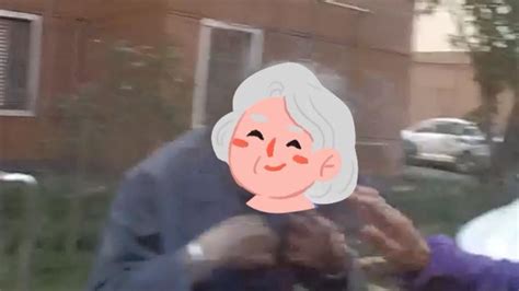 上海奉贤一阿婆独自外出迷路，民警：送你回家我们“顺路”暖心帧澎湃新闻 The Paper