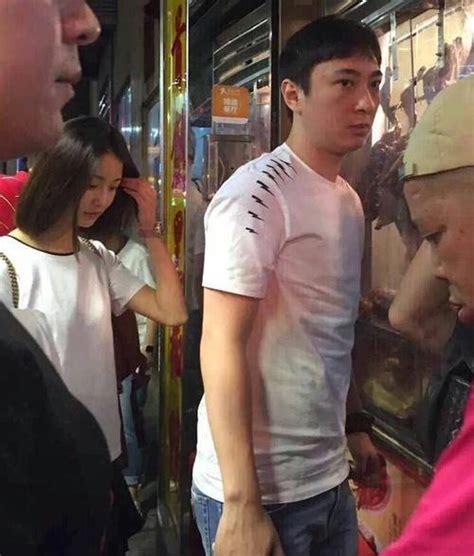 王思聰駕豪車攜女生吃飯，這次新歡不再網紅臉 每日頭條