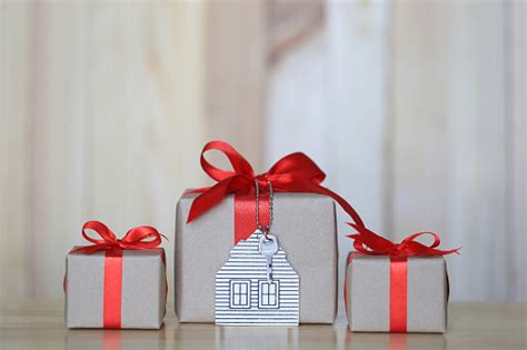 집 모델 Wooder 배경 선물 새로운 가정 및 부동산 개념에 키와 레드 리본 선물 상자 부동산에 대한 스톡 사진 및 기타