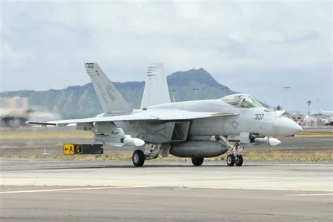 variante aim 174 do míssil sm 6 no f a 18e f super hornet aparece no