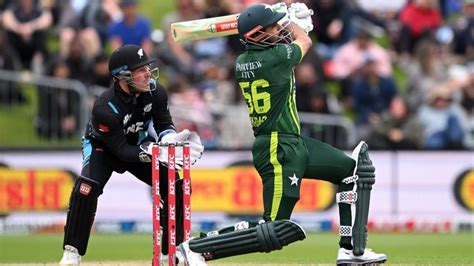 Babar Azam দুরন্ত ছয় মেরেও কেন ভয়ে মাথায় হাত দিয়ে বসে পড়লেন বাবর