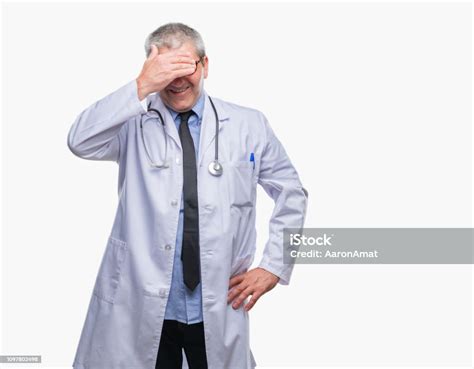 놀람에 대 한 눈을 덮고 얼굴에 손으로 웃 고 웃 고 고립 된 배경 위에 잘생긴 수석 의사 남자 눈 먼 개념입니다 사람 얼굴에