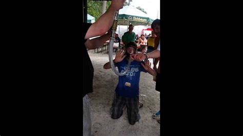 Gasmasken Bierbong YouTube