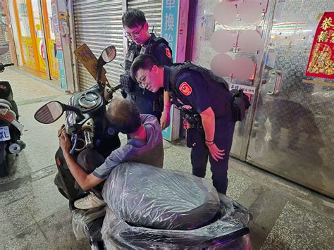 失智迷途六旬翁躲騎樓休息 龜山暖警調閱監視器平安尋回
