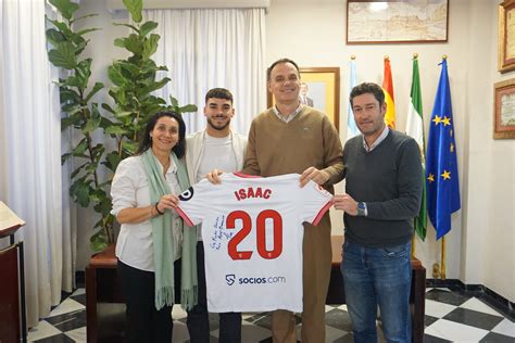 El Alcalde Mantiene Un Encuentro Con Isaac Romero Jugador Del Sevilla FC