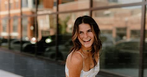 Foto Una Mujer Parada Frente A Un Edificio Sonriendo Moda Imagen En