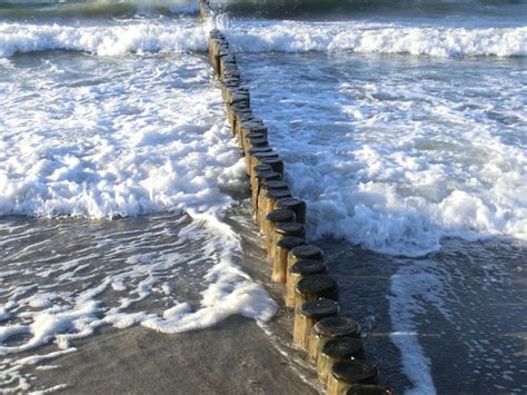 Premium Photo Waves Splashing On Beach