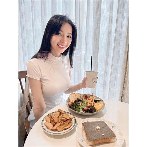 昕雜談 防疫小叮嚀 我知道有些朋友確診，有一些同事確診 很多人被隔離，不管怎樣大家繼續保重身體 就算確診了也沒關係，好好休息、多喝水
