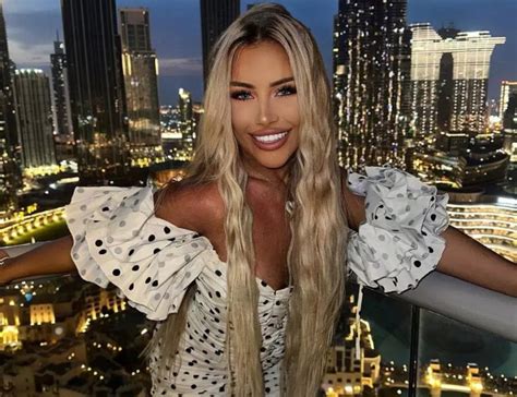 Горещи кадри Гери Никол се пусна без горнище от плажа в Доминикана