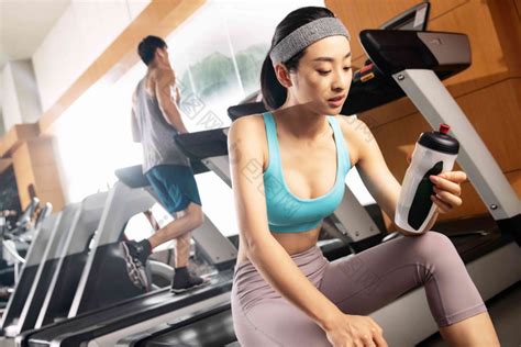 青年人在健身房里健身图片 包图网企业站
