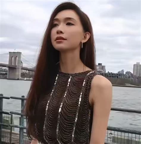 50岁林志玲回东京被偶遇，机场和日本老公搂腰撒狗粮，颜值差距大但感情甜蜜