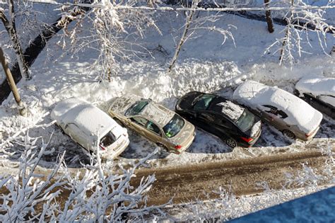 화창한 겨울 아침에 자동차가있는 눈 덮인 주차장의 최고 전망 가리기에 대한 스톡 사진 및 기타 이미지 가리기 거리 건물 외관 Istock