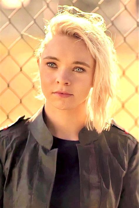 Motherland Fort Salem Raelle Collar Сериалы Фильмы Зеленые ставни