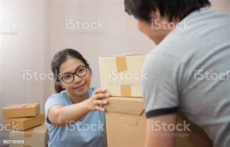 젊은 사람들은 그들의 작은 창 고에서 골 판지 상자 자신의 사업입니다 2명에 대한 스톡 사진 및 기타 이미지 2명 기업