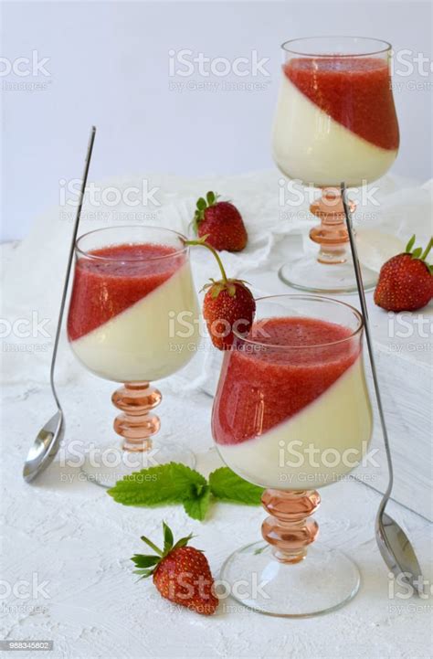 판 나의 코타 바닐라 우유 베리 디저트를 계층 딸기 젤로 유리에 Pannacotta입니다 전통적인 이탈리아 디저트입니다 공간에