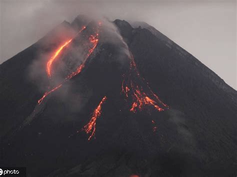印尼伊里莱沃托洛科火山喷发 烟柱高达500米 搜狐大视野 搜狐新闻