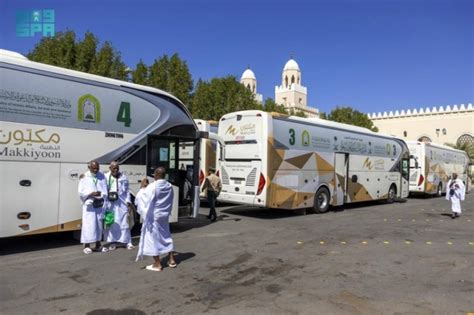 ضيوف خادم الحرمين الشريفين للعمرة والزيارة يتوجهون إلى مكة لأداء مناسك