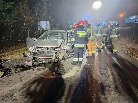 Koszmarnie wyglądający wypadek pod Krakowem Auto wjechało w betonowy słup