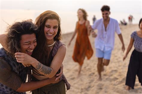 친구들과 일몰 동안 해변에서 즐거운 시간을 보내는 도시 다인종 커플 25 29세에 대한 스톡 사진 및 기타 이미지 25 29세 걷기 긍정적인 감정 표현 Istock