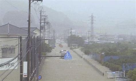 和歌山県北部で線状降水帯による非常に激しい雨、国道42号線沿い和歌山県海南市や有田市で道路冠水「日方川氾濫してる、有田市内の道路が川で車が立ち