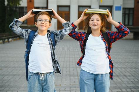 Amigos De La Escuela Un Niño Y Una Niña Pasan Juntos Tiempo Cerca De La
