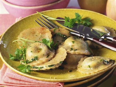 Ravioli With Spinach And Ricotta Filling Recipe Eatsmarter