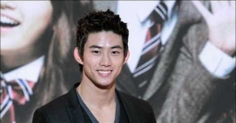 2pm 택연 팔씨름 하다 골절 병원 行