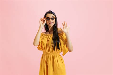 젊은 아름다운 소녀의 초상화 분홍색 배경에 고립 된 여름 노란색 드레스의 학생 아름다움 예술 패션 인간의 감정의 개념 1990 1999 년에 대한 스톡 사진 및 기타 이미지