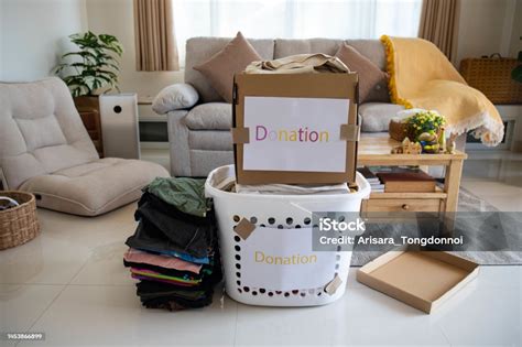기부 개념입니다 기부 라벨이 있는 천 상자 집에서 낡은 옷 0명에 대한 스톡 사진 및 기타 이미지 0명 Charitable Foundation 가정 생활 Istock