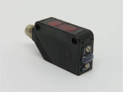 Omron E3z Ls66 Photoelectric Sensor 12 24vdc 30ma 20 200mm Used
