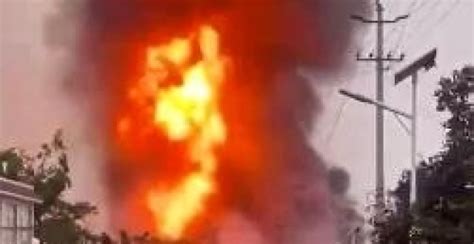 四川雅安一油罐车爆燃引燃两货车 现场火光冲天 腾讯新闻