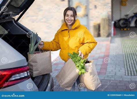 Mulher Chega Em Casa Com Compras Imagem De Stock Imagem De Consumismo