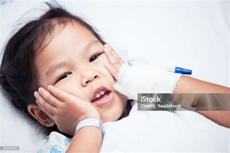 아이가 아파요 아시아 여자는 침대에 누워 고 그녀의 얼굴을 터치 감기와 독감에 대한 스톡 사진 및 기타 이미지 감기와 독감