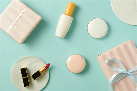 실내에서 기초 홍당무 브러시 립스틱 및 모델명와 테이블을 구성 누워있기에 대한 스톡 사진 및 기타 이미지 누워있기 립스틱