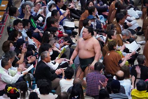 ＜春場所11日目＞ガックリと花道を引き上げる翠富士（撮影・井垣 忠夫） ― スポニチ Sponichi Annex スポーツ
