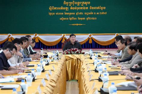 រដ្ឋមន្រ្តីក្រសួងបរិស្ថាន ផ្តល់ជូនកូនឈើ