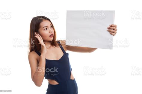 흰색 빈 기호로 젊은 아시아 여자 놀람입니다 20 29세에 대한 스톡 사진 및 기타 이미지 20 29세 공란 놀라움